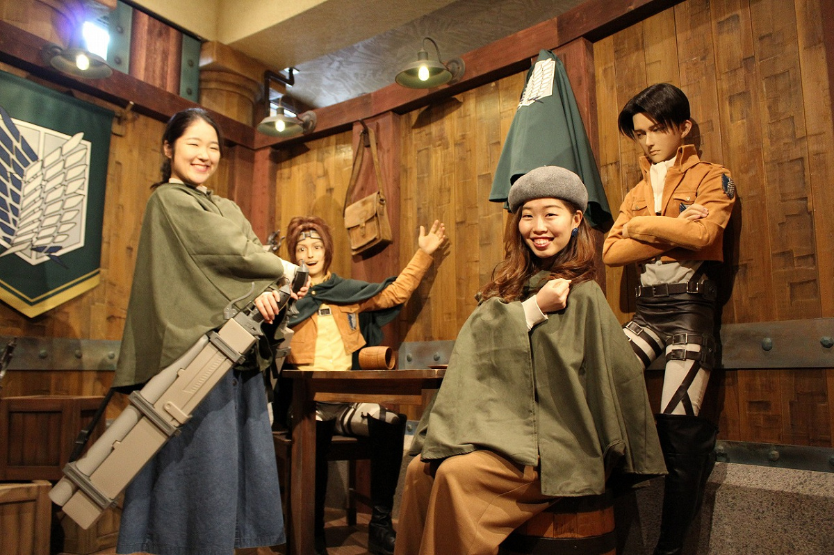 進撃の巨人 調査兵団の食堂フォトスポットのハンジ＆リヴァイのクロノイド| キャステル | CASTEL ディズニー情報