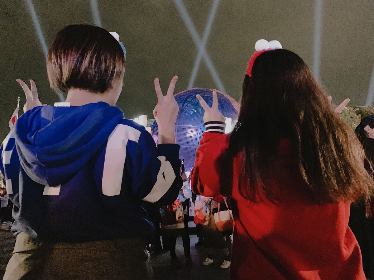 USJ地球儀前の写真| キャステル | CASTEL ディズニー情報