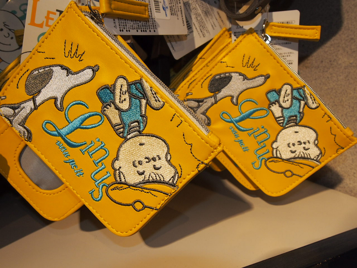 スヌーピー＆ライナス黄色パスケース| キャステル | CASTEL ディズニー情報